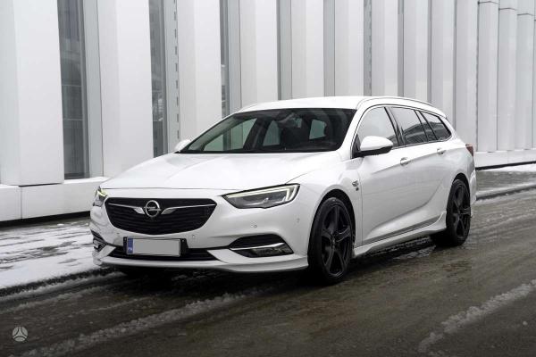 White Opel Insignia 2020 in Vilnius, with an engine capacity of 1.60 L and mileage of 152 thousand km for 14990 €, photo 1 on AUTOMOTO.COM.LV