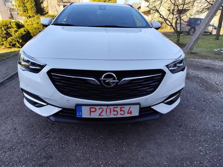 White Opel Insignia 2020 in Utena, with an engine capacity of 2.00 L and mileage of 200 thousand km for 9990 €, photo 1 on AUTOMOTO.COM.LV