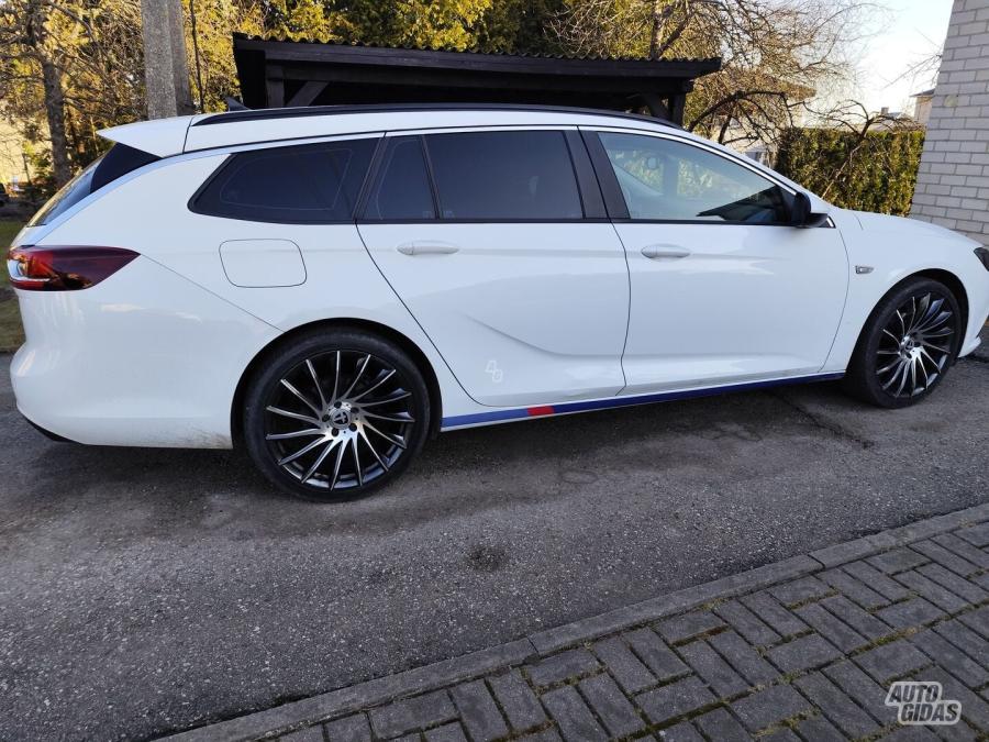 White Opel Insignia 2020 in Utena, with an engine capacity of 2.00 L and mileage of 200 thousand km for 9990 €, photo 5 on AUTOMOTO.COM.LV
