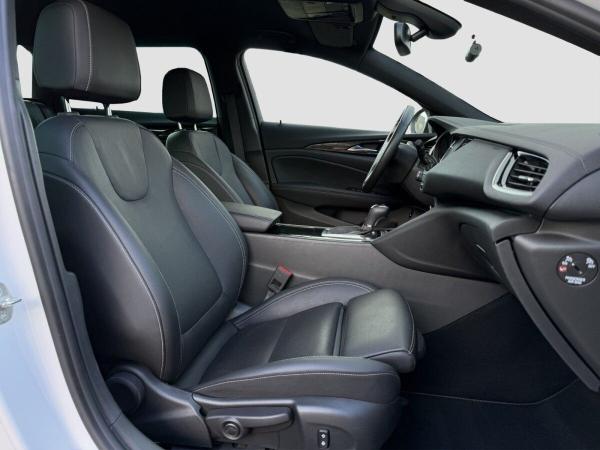White Opel Insignia 2020 in Parnu, with an engine capacity of 1.50 L and mileage of 138 thousand km for 15950 €, photo 6 on AUTOMOTO.COM.LV