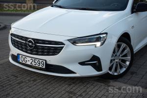 White Opel Insignia 2021 in Riga, with an engine capacity of 2.00 L and mileage of 125 thousand km for 15450 €, photo 3 on AUTOMOTO.COM.LV