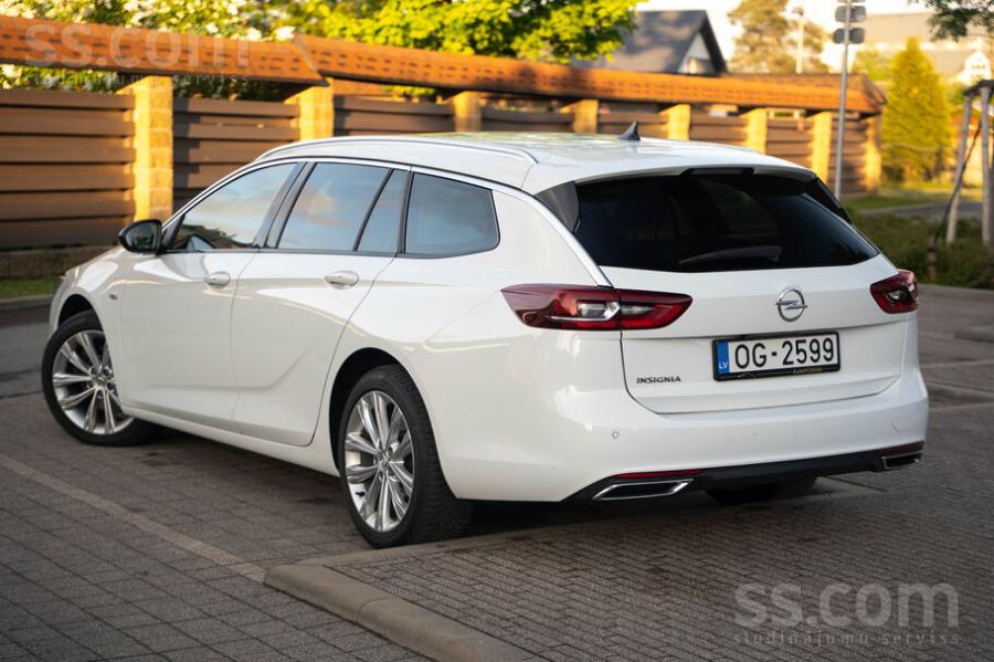 White Opel Insignia 2021 in Riga, with an engine capacity of 2.00 L and mileage of 125 thousand km for 15450 €, photo 4 on AUTOMOTO.COM.LV