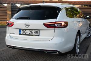 White Opel Insignia 2021 in Riga, with an engine capacity of 2.00 L and mileage of 125 thousand km for 15450 €, photo 8 on AUTOMOTO.COM.LV