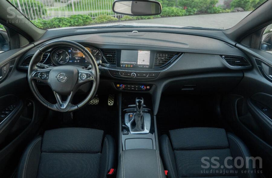 White Opel Insignia 2021 in Riga, with an engine capacity of 2.00 L and mileage of 125 thousand km for 15450 €, photo 10 on AUTOMOTO.COM.LV