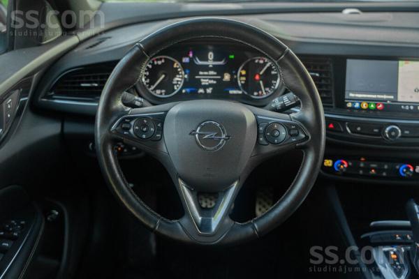 White Opel Insignia 2021 in Riga, with an engine capacity of 2.00 L and mileage of 125 thousand km for 15450 €, photo 10 on AUTOMOTO.COM.LV