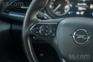 White Opel Insignia 2021 in Riga, with an engine capacity of 2.00 L and mileage of 125 thousand km for 15450 €, photo 12 on AUTOMOTO.COM.LV