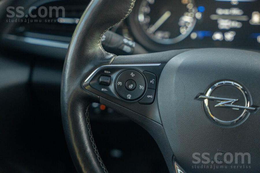 White Opel Insignia 2021 in Riga, with an engine capacity of 2.00 L and mileage of 125 thousand km for 15450 €, photo 12 on AUTOMOTO.COM.LV