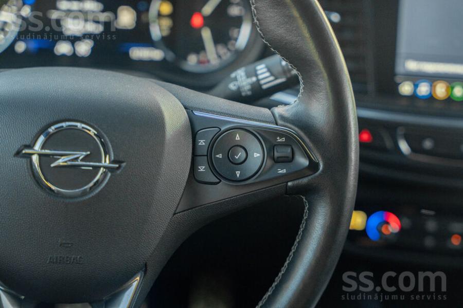 White Opel Insignia 2021 in Riga, with an engine capacity of 2.00 L and mileage of 125 thousand km for 15450 €, photo 13 on AUTOMOTO.COM.LV
