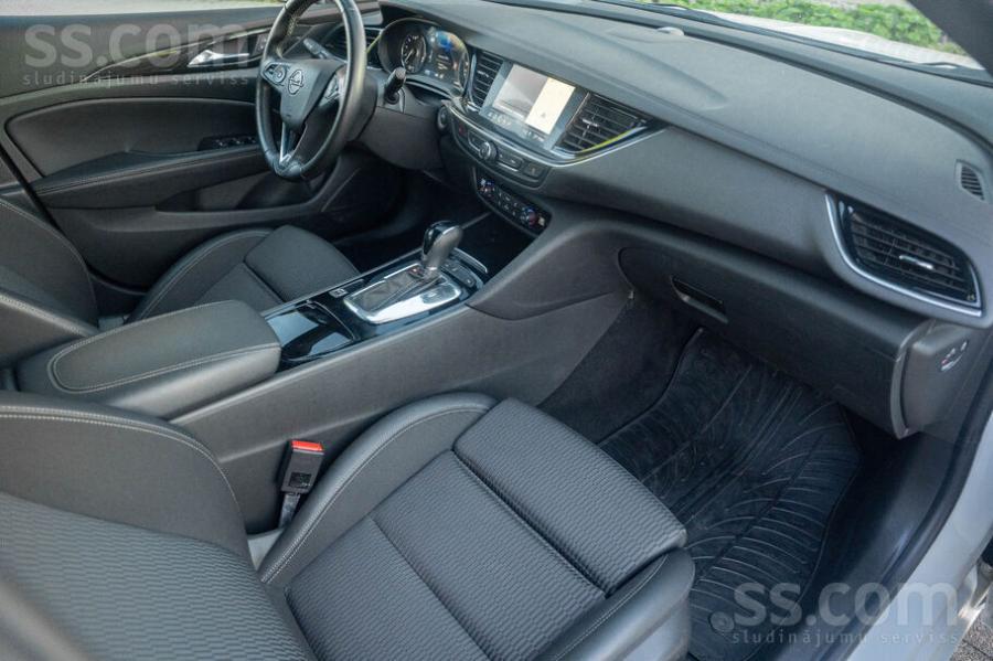 White Opel Insignia 2021 in Riga, with an engine capacity of 2.00 L and mileage of 125 thousand km for 15450 €, photo 26 on AUTOMOTO.COM.LV