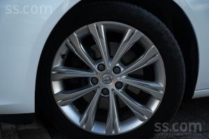 White Opel Insignia 2021 in Riga, with an engine capacity of 2.00 L and mileage of 125 thousand km for 15450 €, photo 29 on AUTOMOTO.COM.LV