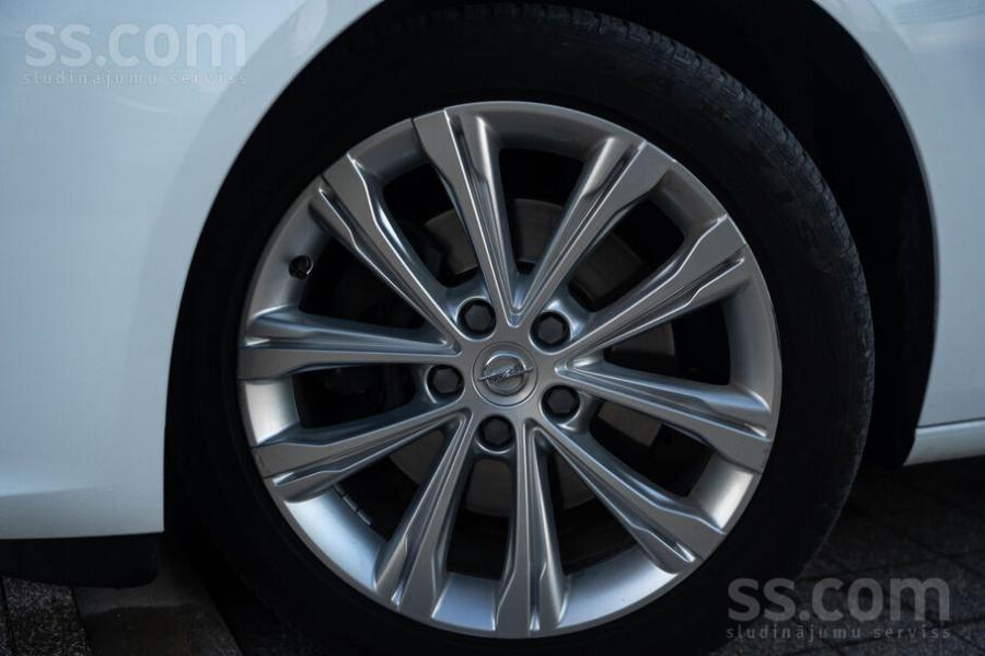 White Opel Insignia 2021 in Riga, with an engine capacity of 2.00 L and mileage of 125 thousand km for 15450 €, photo 29 on AUTOMOTO.COM.LV