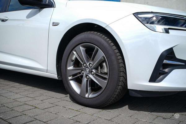 White Opel Insignia 2021 in Marijampole, with an engine capacity of 1.96 L and mileage of 114 thousand km for 11950 €, photo 6 on AUTOMOTO.COM.LV