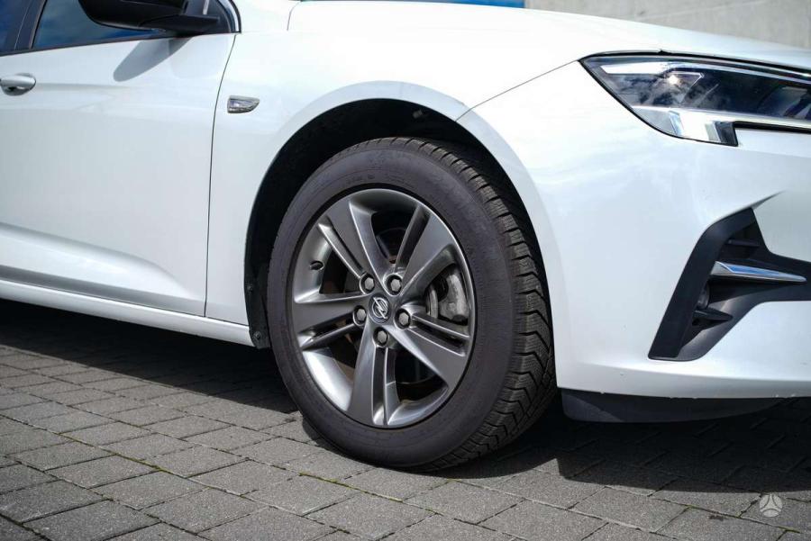 White Opel Insignia 2021 in Marijampole, with an engine capacity of 1.96 L and mileage of 114 thousand km for 11950 €, photo 7 on AUTOMOTO.COM.LV