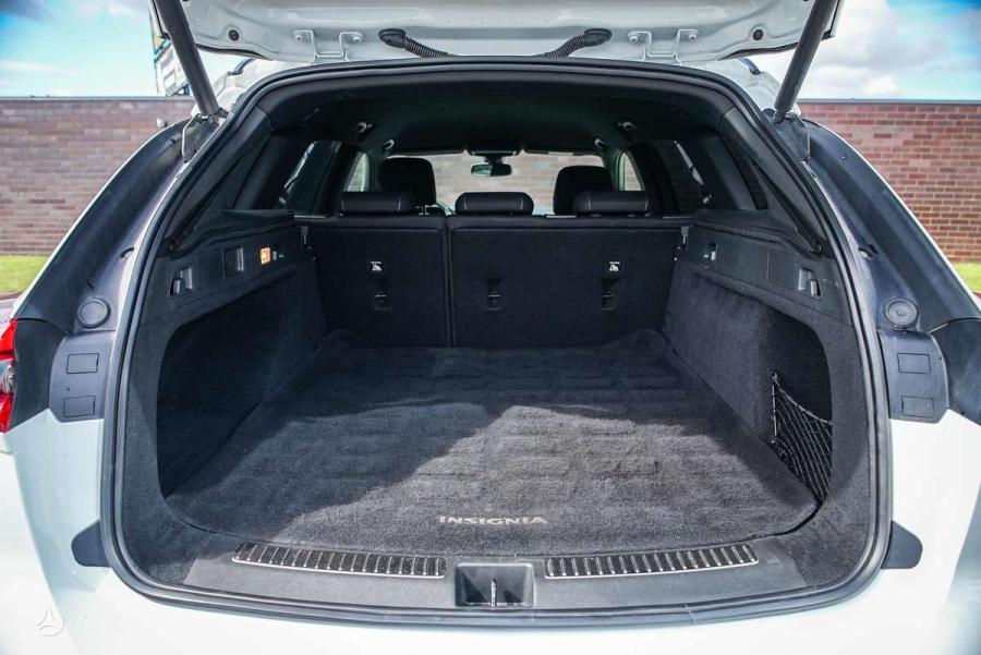 White Opel Insignia 2021 in Marijampole, with an engine capacity of 1.96 L and mileage of 114 thousand km for 11950 €, photo 16 on AUTOMOTO.COM.LV