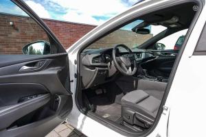 White Opel Insignia 2021 in Marijampole, with an engine capacity of 1.96 L and mileage of 114 thousand km for 11950 €, photo 27 on AUTOMOTO.COM.LV