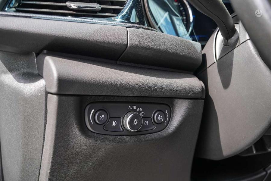 White Opel Insignia 2021 in Marijampole, with an engine capacity of 1.96 L and mileage of 114 thousand km for 11950 €, photo 31 on AUTOMOTO.COM.LV