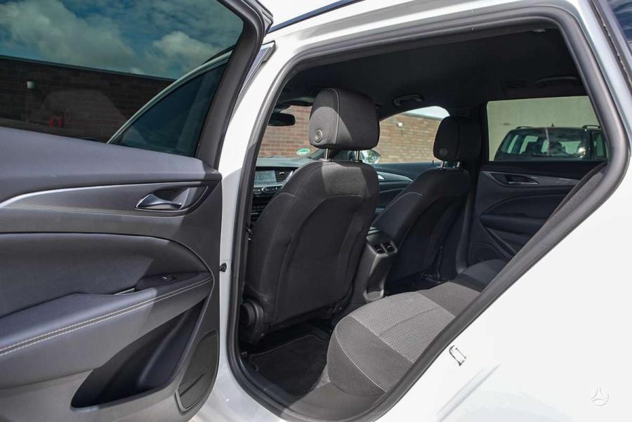 White Opel Insignia 2021 in Marijampole, with an engine capacity of 1.96 L and mileage of 114 thousand km for 11950 €, photo 34 on AUTOMOTO.COM.LV