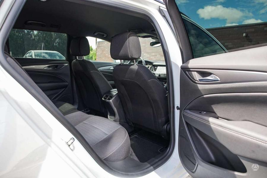 White Opel Insignia 2021 in Marijampole, with an engine capacity of 1.96 L and mileage of 114 thousand km for 11950 €, photo 36 on AUTOMOTO.COM.LV