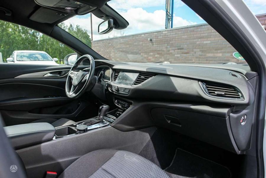 White Opel Insignia 2021 in Marijampole, with an engine capacity of 1.96 L and mileage of 114 thousand km for 11950 €, photo 39 on AUTOMOTO.COM.LV