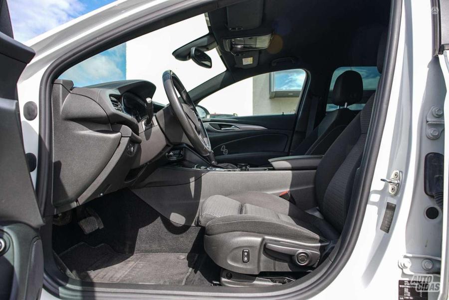 White Opel Insignia 2021 in Kaunas, with an engine capacity of 2.00 L and mileage of 114 thousand km for 11950 €, photo 29 on AUTOMOTO.COM.LV