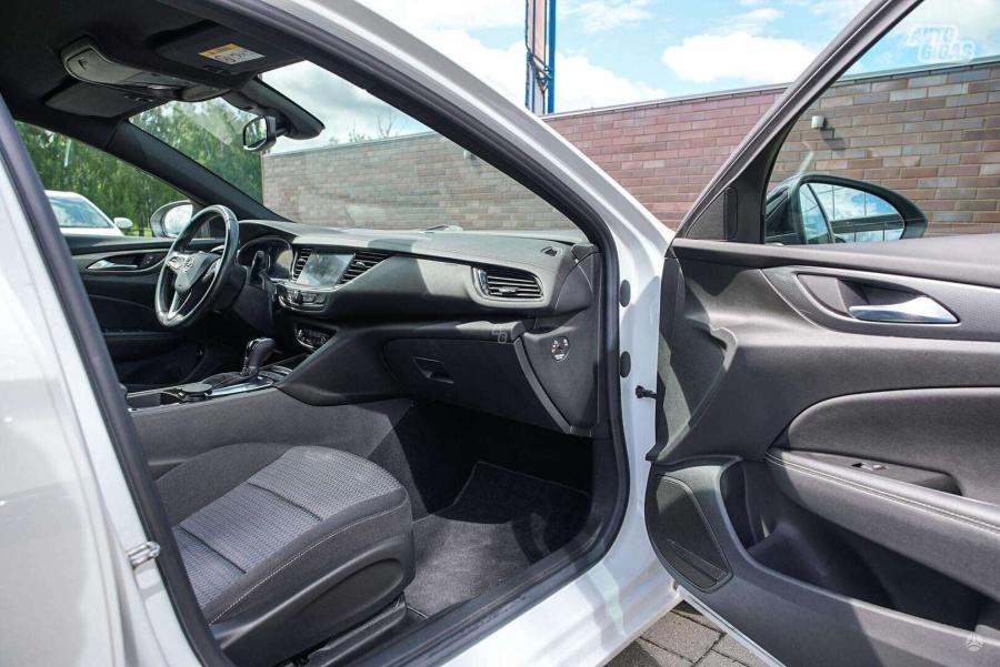 White Opel Insignia 2021 in Kaunas, with an engine capacity of 2.00 L and mileage of 114 thousand km for 11950 €, photo 38 on AUTOMOTO.COM.LV