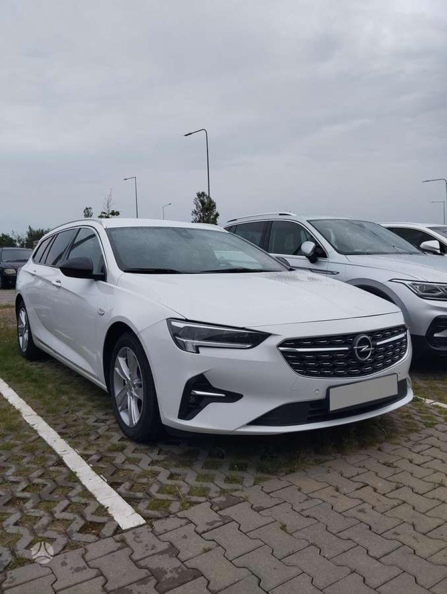 White Opel Insignia 2021 in Vilnius, with an engine capacity of 1.50 L and mileage of 195 thousand km for 9990 €, photo 1 on AUTOMOTO.COM.LV