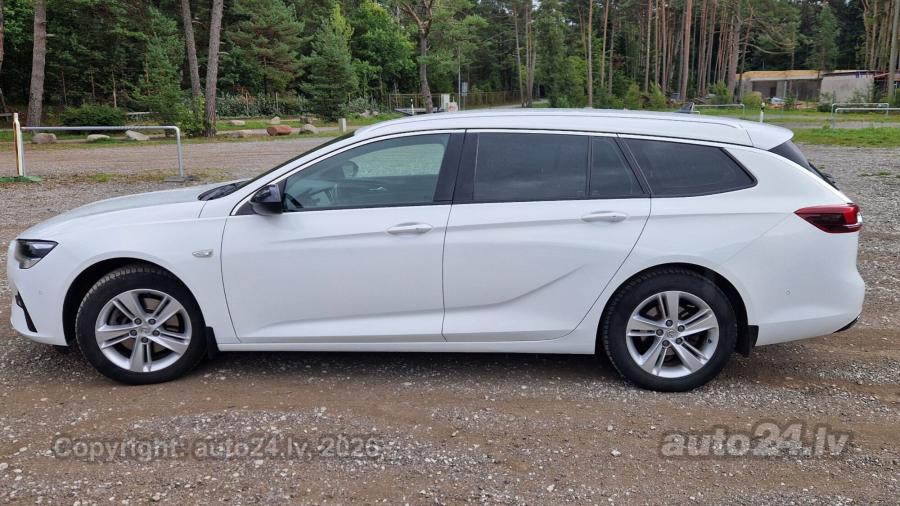 White Opel Insignia 2021 in Tallinn, with an engine capacity of 2.00 L and mileage of 129 thousand km for 19400 €, photo 4 on AUTOMOTO.COM.LV