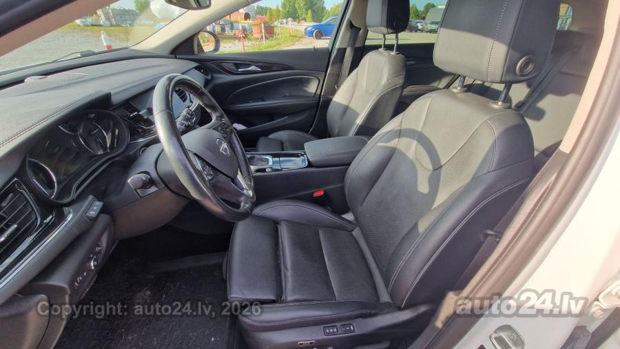 White Opel Insignia 2021 in Tallinn, with an engine capacity of 2.00 L and mileage of 129 thousand km for 19400 €, photo 12 on AUTOMOTO.COM.LV