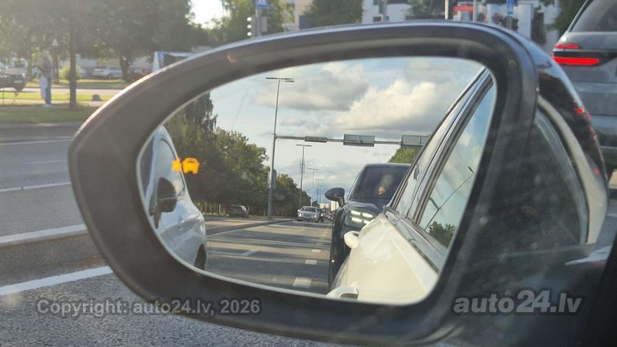 White Opel Insignia 2021 in Tallinn, with an engine capacity of 2.00 L and mileage of 129 thousand km for 19400 €, photo 19 on AUTOMOTO.COM.LV