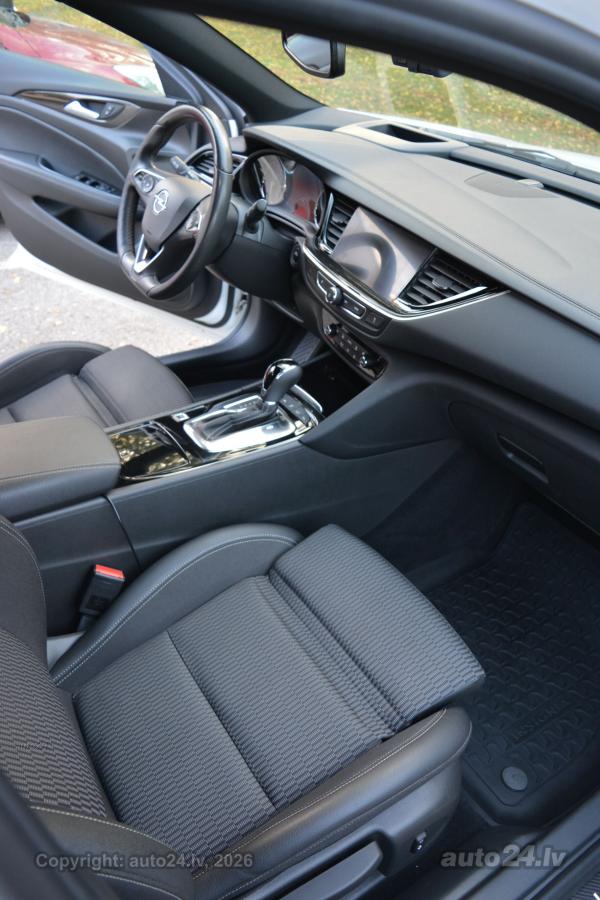 White Opel Insignia 2021 in Tallinn, with an engine capacity of 2.00 L and mileage of 98 thousand km for 15500 €, photo 8 on AUTOMOTO.COM.LV