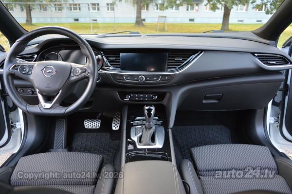 White Opel Insignia 2021 in Tallinn, with an engine capacity of 2.00 L and mileage of 98 thousand km for 15500 €, photo 9 on AUTOMOTO.COM.LV