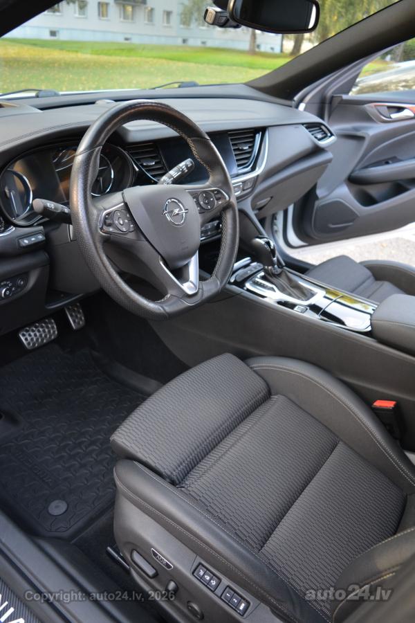 White Opel Insignia 2021 in Tallinn, with an engine capacity of 2.00 L and mileage of 98 thousand km for 15500 €, photo 10 on AUTOMOTO.COM.LV