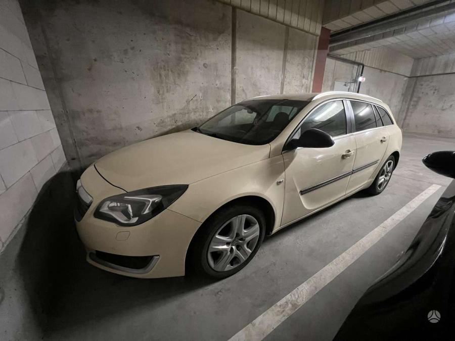 Yellow Opel Insignia 2015 in Vilnius, with an engine capacity of 1.96 L and mileage of 400 thousand km for 1800 €, photo 1 on AUTOMOTO.COM.LV