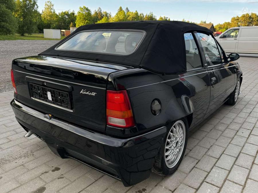 Melns Opel Kadett 1992 Hāpsalu, ar dzinēja tilpumu 2.00 L un nobraukumu 161 tūkst. km par 4500 €, foto 3 vietnē AUTOMOTO.COM.LV