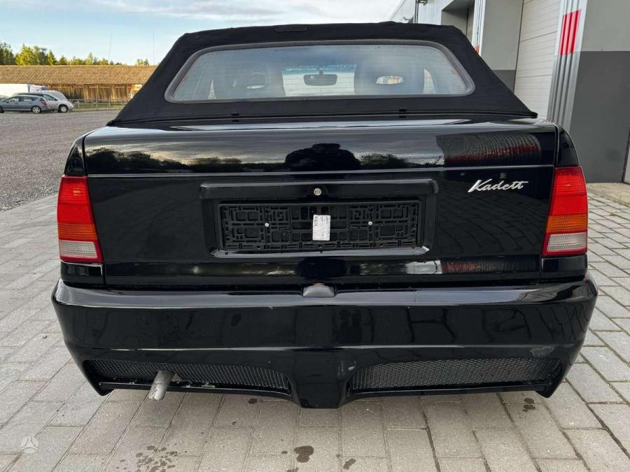 Melns Opel Kadett 1992 Hāpsalu, ar dzinēja tilpumu 2.00 L un nobraukumu 161 tūkst. km par 4500 €, foto 8 vietnē AUTOMOTO.COM.LV