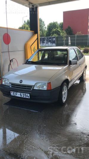 Pelēks Opel Kadett 1990 Liepāja, ar dzinēja tilpumu 1.40 L un nobraukumu 65 tūkst. km par 1000 €, foto  vietnē AUTOMOTO.COM.LV