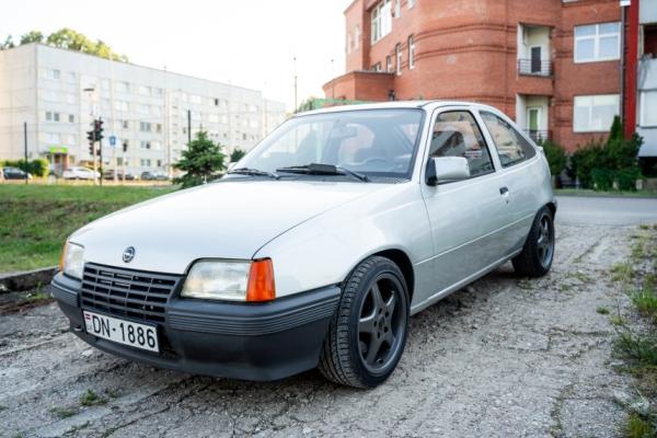Pelēks Opel Kadett 1987 Rīga, ar dzinēja tilpumu 2.00 L un nobraukumu 3 tūkst. km par 5990 €, foto 1 vietnē AUTOMOTO.COM.LV