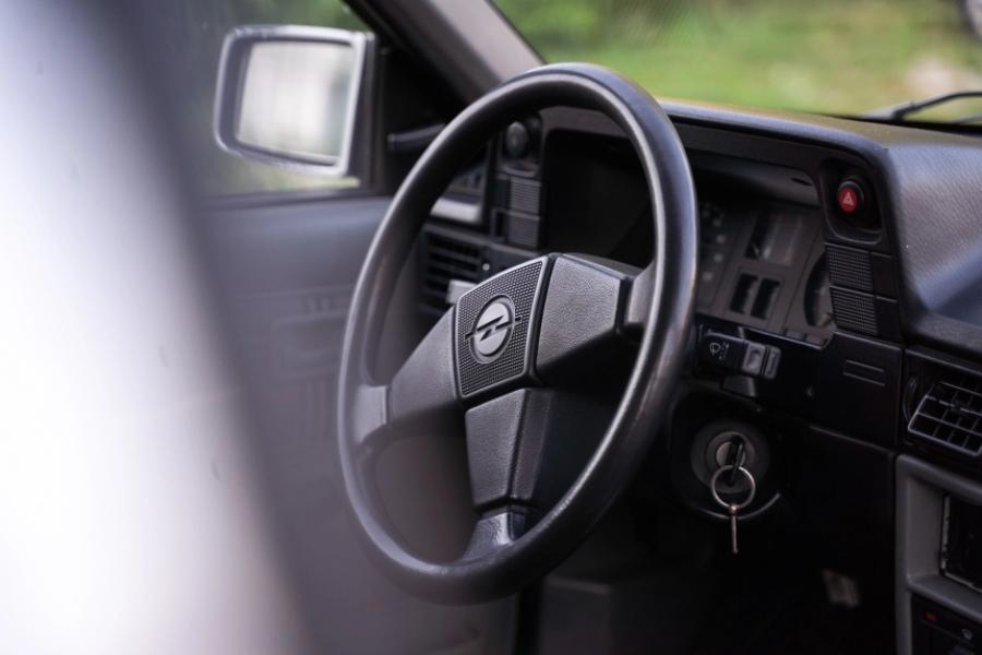 Pelēks Opel Kadett 1987 Rīga, ar dzinēja tilpumu 2.00 L un nobraukumu 3 tūkst. km par 5990 €, foto 6 vietnē AUTOMOTO.COM.LV