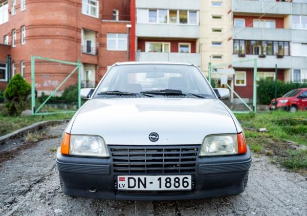 Grey Opel Kadett 1987 in Riga, with an engine capacity of 2.00 L and mileage of 3 thousand km for 5990 €, photo 9 on AUTOMOTO.COM.LV
