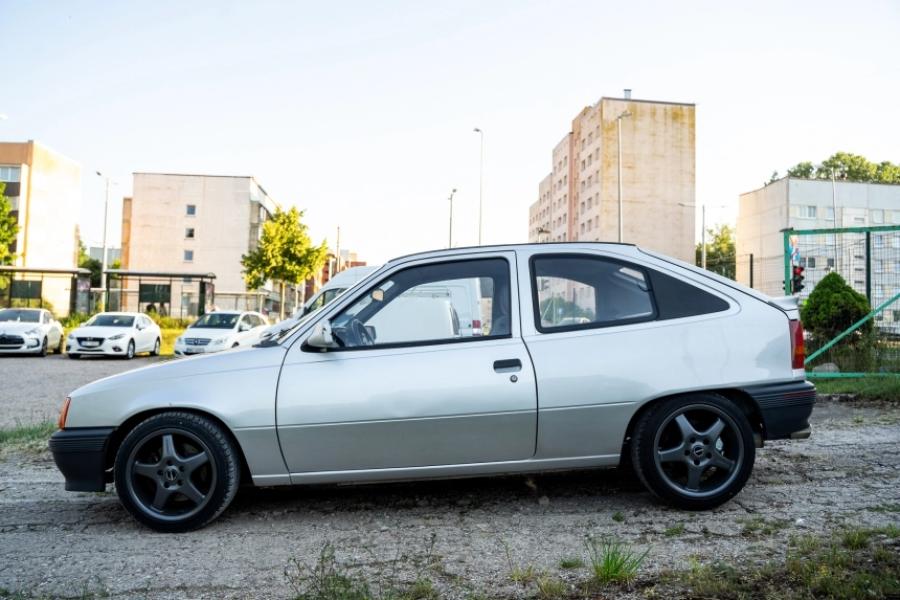 Pelēks Opel Kadett 1987 Rīga, ar dzinēja tilpumu 2.00 L un nobraukumu 3 tūkst. km par 5990 €, foto 13 vietnē AUTOMOTO.COM.LV