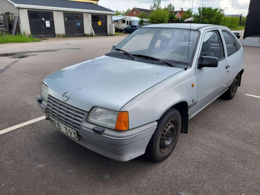 Grey Opel Kadett 1986 in Vilnius, with an engine capacity of 1.60 L and mileage of 45 thousand km for 750 €, photo 1 on AUTOMOTO.COM.LV