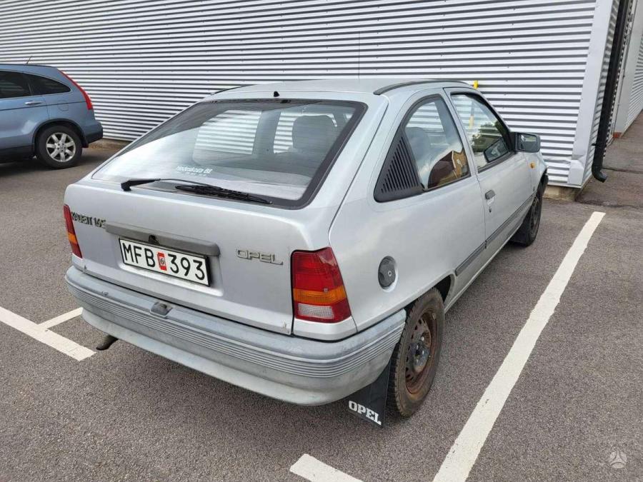 Grey Opel Kadett 1986 in Vilnius, with an engine capacity of 1.60 L and mileage of 45 thousand km for 750 €, photo 6 on AUTOMOTO.COM.LV