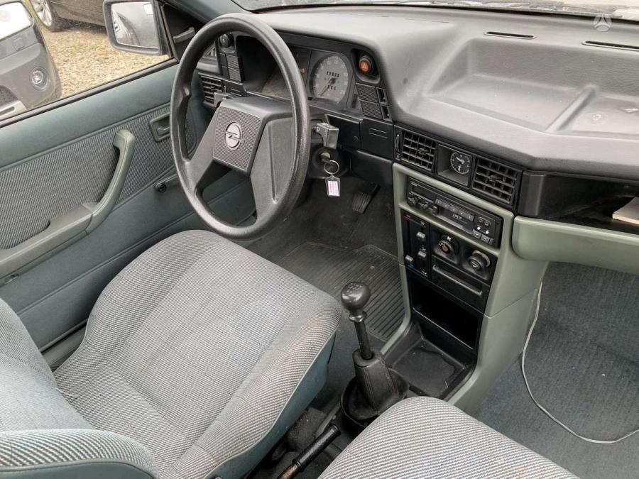 Grey Opel Kadett 1986 in Vilnius, with an engine capacity of 1.60 L and mileage of 45 thousand km for 750 €, photo 8 on AUTOMOTO.COM.LV