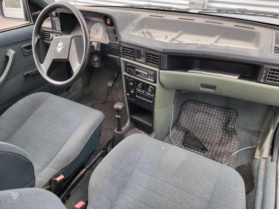 Grey Opel Kadett 1986 in Vilnius, with an engine capacity of 1.60 L and mileage of 45 thousand km for 750 €, photo 10 on AUTOMOTO.COM.LV