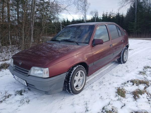 Sarkans Opel Kadett 1990 Pabradė, ar dzinēja tilpumu 1.60 L un nobraukumu 12 tūkst. km par 1500 €, foto 1 vietnē AUTOMOTO.COM.LV