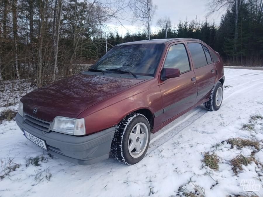 Sarkans Opel Kadett 1990 Pabradė, ar dzinēja tilpumu 1.60 L un nobraukumu 12 tūkst. km par 1500 €, foto 1 vietnē AUTOMOTO.COM.LV