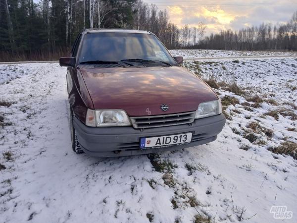 Sarkans Opel Kadett 1990 Pabradė, ar dzinēja tilpumu 1.60 L un nobraukumu 12 tūkst. km par 1500 €, foto 2 vietnē AUTOMOTO.COM.LV