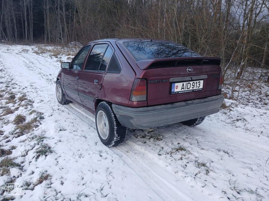 Sarkans Opel Kadett 1990 Pabradė, ar dzinēja tilpumu 1.60 L un nobraukumu 12 tūkst. km par 1500 €, foto 6 vietnē AUTOMOTO.COM.LV