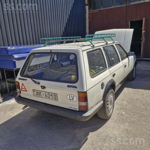 White Opel Kadett 1983 in Ogre, with an engine capacity of 1.30 L and mileage of 63 thousand km for 2250 €, photo 1 on AUTOMOTO.COM.LV