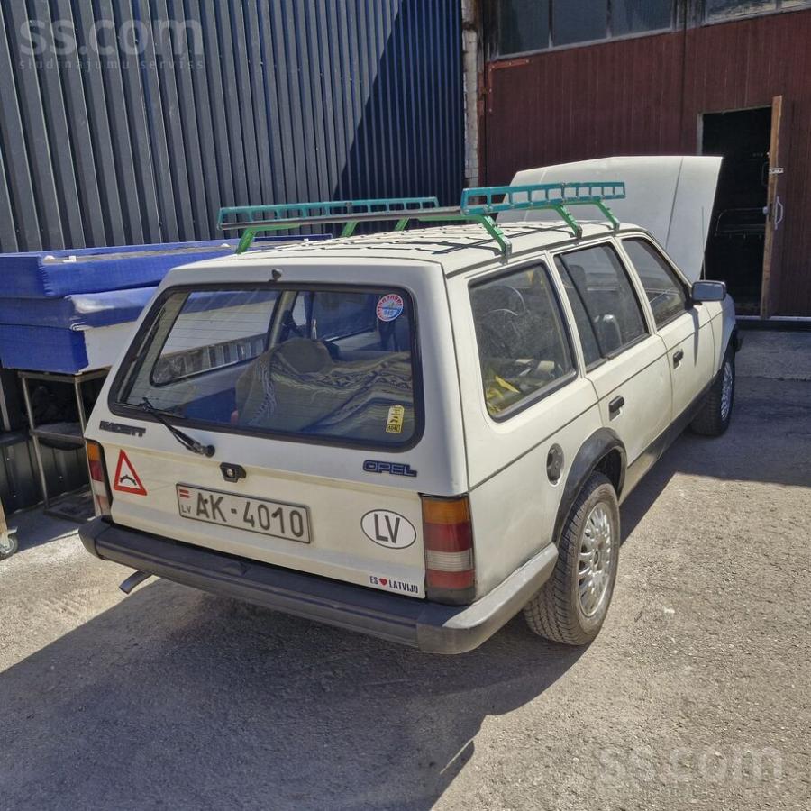 White Opel Kadett 1983 in Ogre, with an engine capacity of 1.30 L and mileage of 63 thousand km for 2250 €, photo 1 on AUTOMOTO.COM.LV
